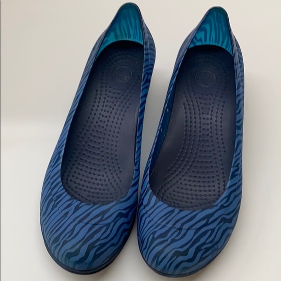 CROCS | Shoes | Crocs W7 Blue Zebra Print Wedges | Poshmark